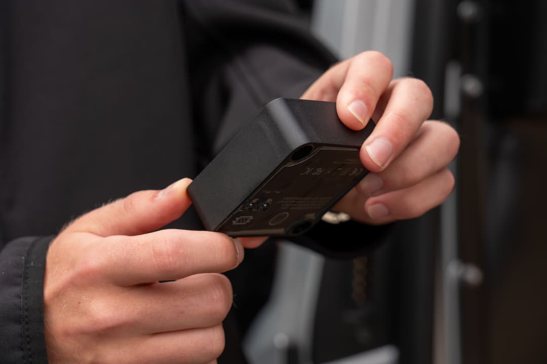 neon-r GPS Tracking Device | Radius